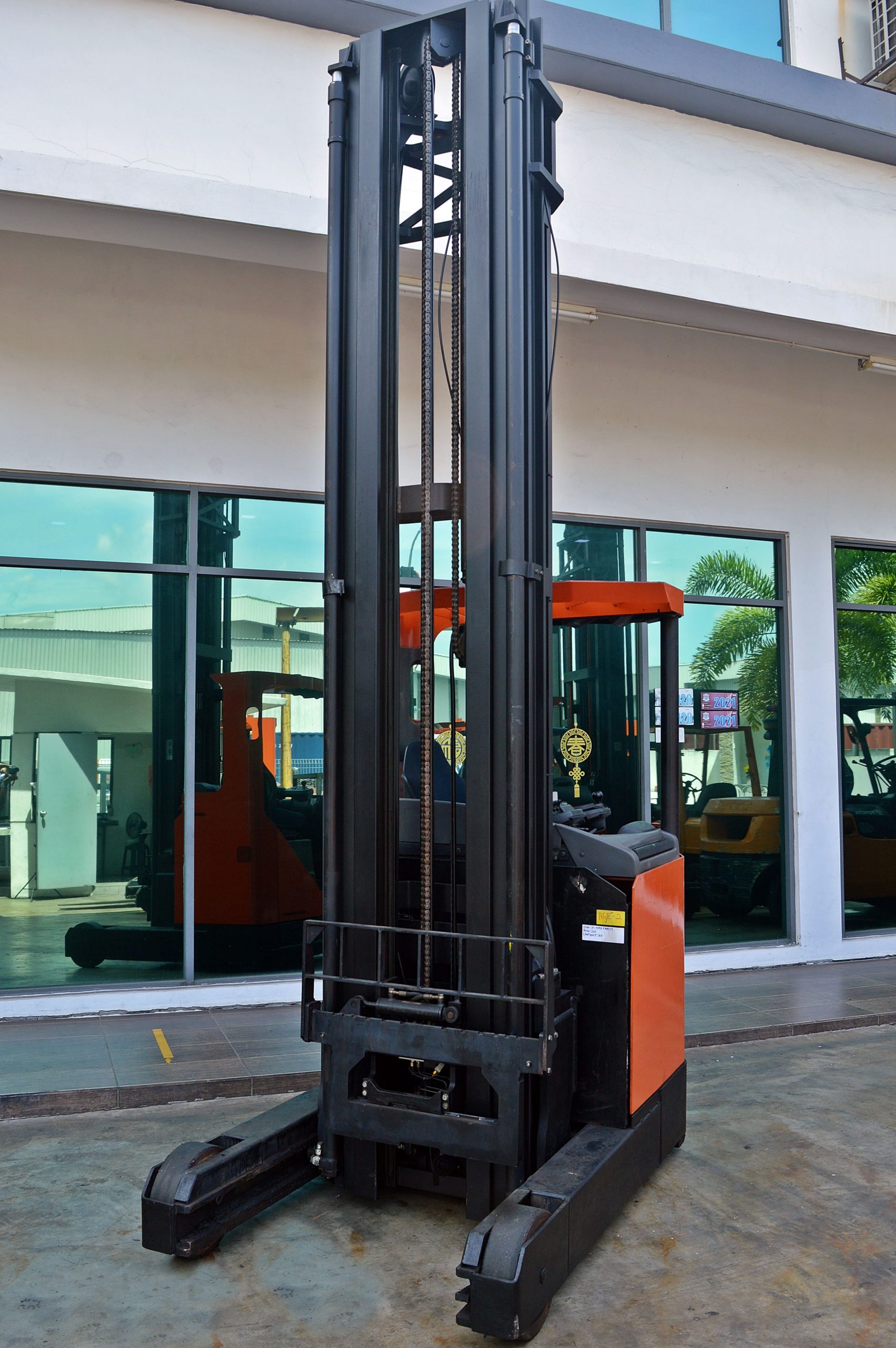Reach Trucks – Advance Genesis Equipment